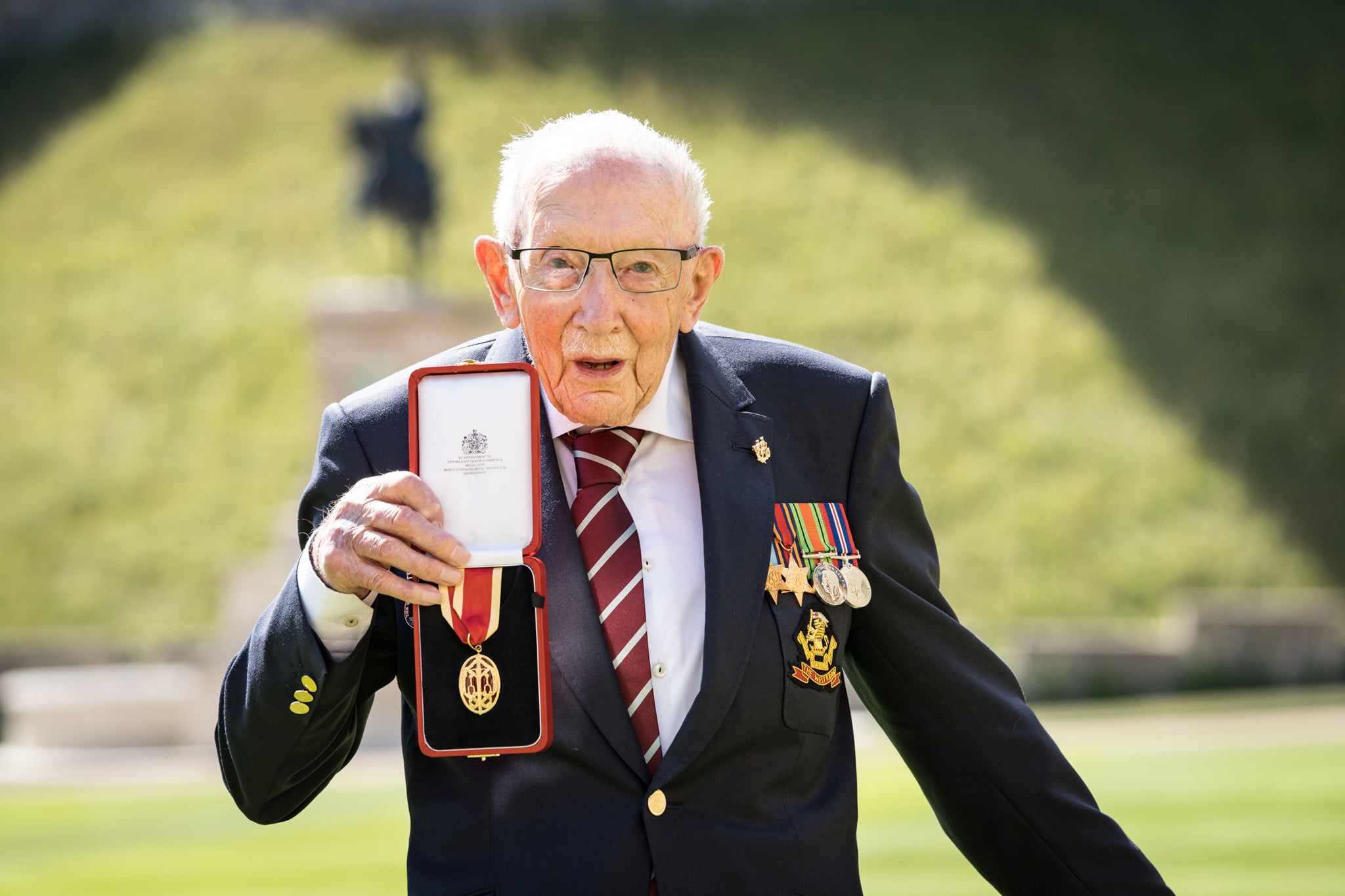 Arise Captain Sir Thomas Moore - Right Royal Roundup